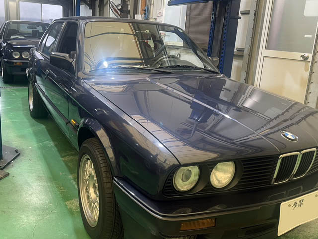 2台のBMW E30型は同じ作業を行っています | スペシャルショップ | AUTOCAR JAPAN